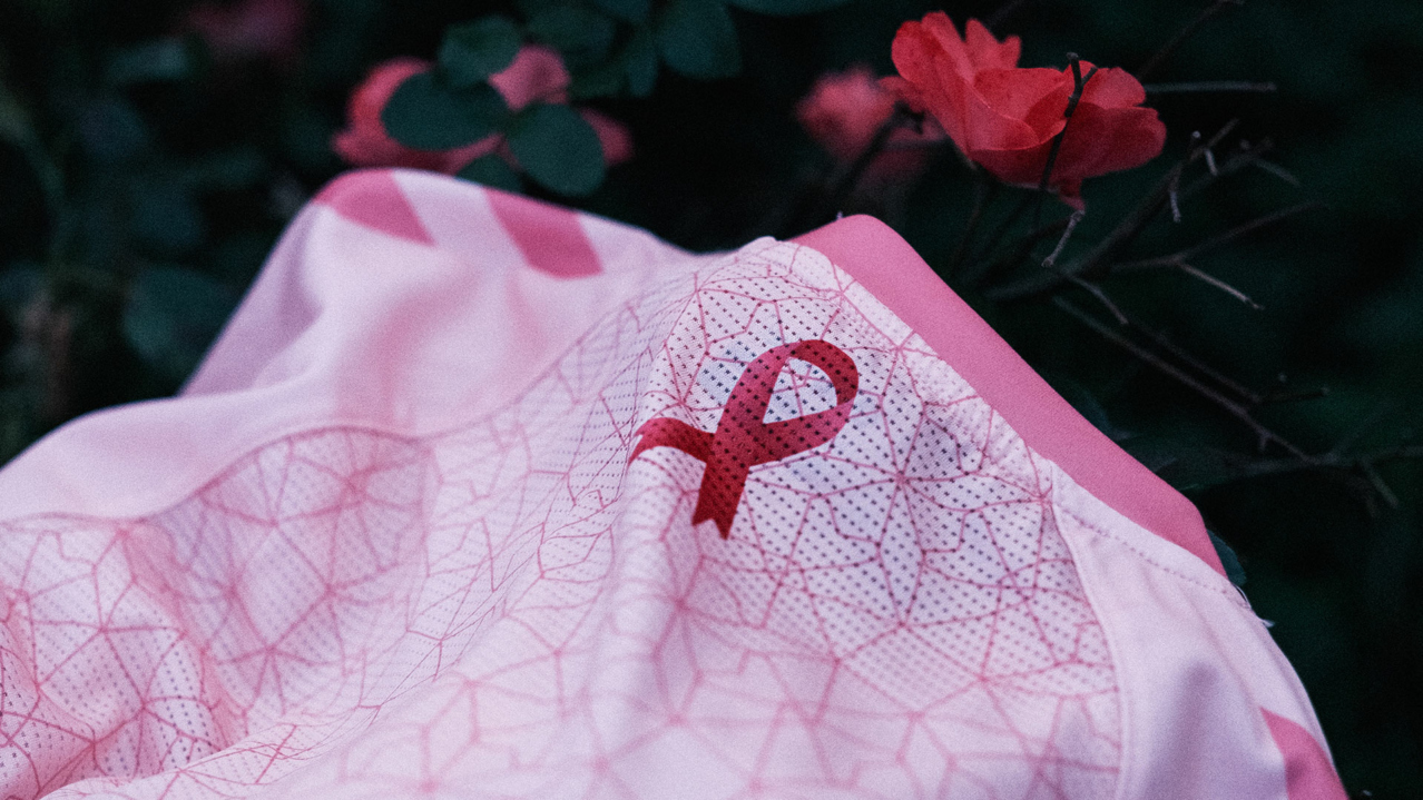 Découvrez le maillot spécial Octobre Rose de QRM - QRM